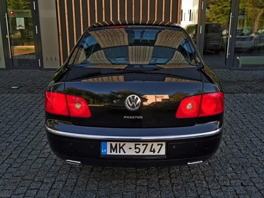 Black Volkswagen Phaeton 2006 in Riga, with an engine capacity of 3.00 L and mileage of 255 thousand km for 6490 €, photo 7 on AUTOMOTO.COM.LV