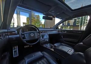Black Volkswagen Phaeton 2006 in Riga, with an engine capacity of 3.00 L and mileage of 255 thousand km for 6490 €, photo 8 on AUTOMOTO.COM.LV