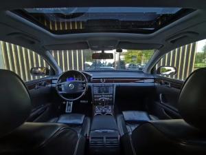 Black Volkswagen Phaeton 2006 in Riga, with an engine capacity of 3.00 L and mileage of 255 thousand km for 6490 €, photo 9 on AUTOMOTO.COM.LV