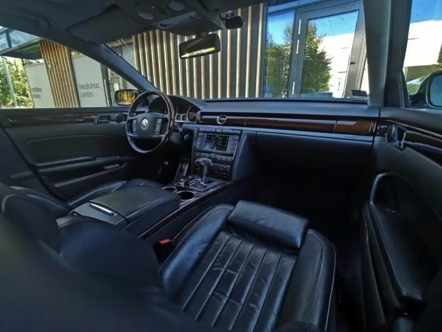 Black Volkswagen Phaeton 2006 in Riga, with an engine capacity of 3.00 L and mileage of 255 thousand km for 6490 €, photo 10 on AUTOMOTO.COM.LV