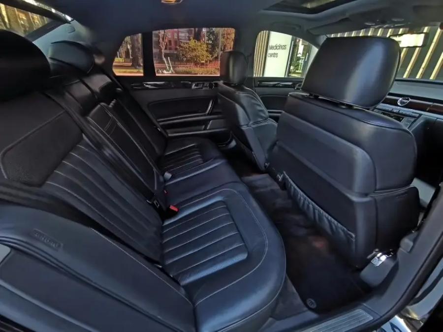 Black Volkswagen Phaeton 2006 in Riga, with an engine capacity of 3.00 L and mileage of 255 thousand km for 6490 €, photo 13 on AUTOMOTO.COM.LV