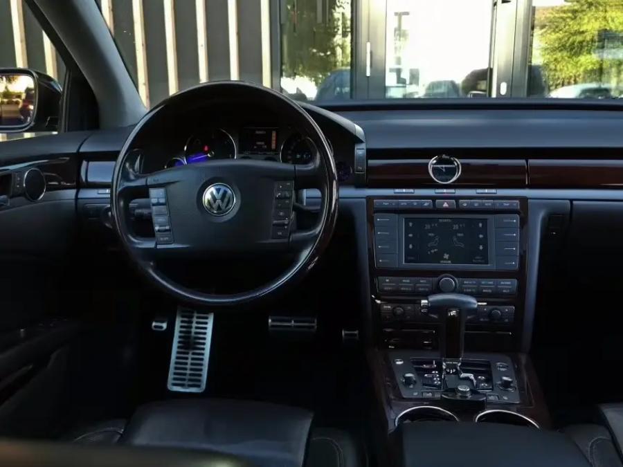 Black Volkswagen Phaeton 2006 in Riga, with an engine capacity of 3.00 L and mileage of 255 thousand km for 6490 €, photo 14 on AUTOMOTO.COM.LV