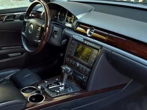 Black Volkswagen Phaeton 2006 in Riga, with an engine capacity of 3.00 L and mileage of 255 thousand km for 6490 €, photo 15 on AUTOMOTO.COM.LV