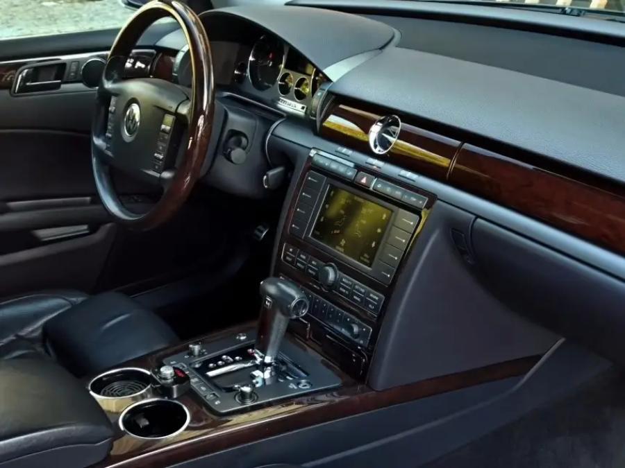 Black Volkswagen Phaeton 2006 in Riga, with an engine capacity of 3.00 L and mileage of 255 thousand km for 6490 €, photo 15 on AUTOMOTO.COM.LV
