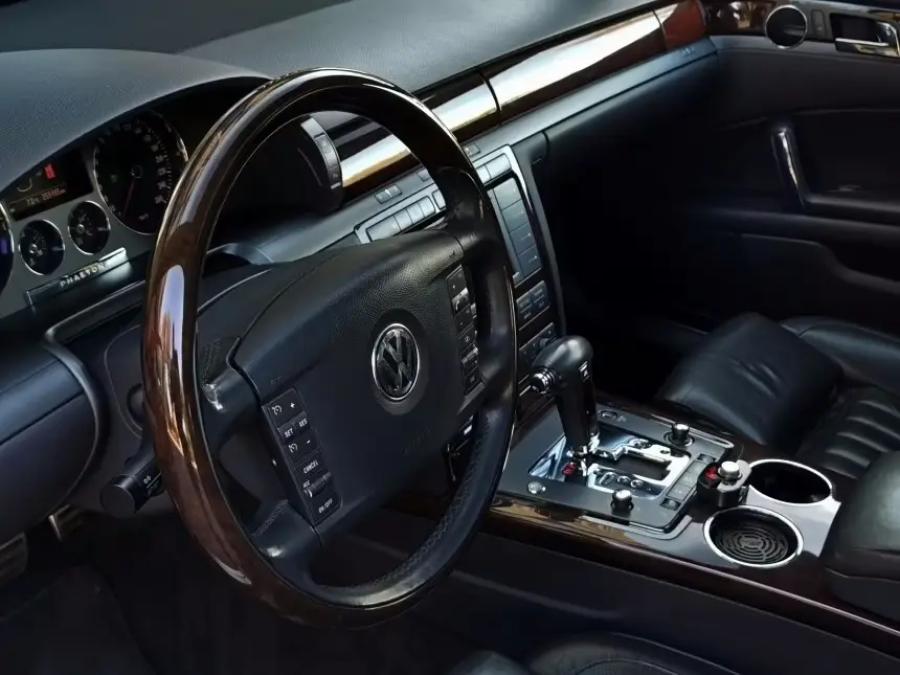 Black Volkswagen Phaeton 2006 in Riga, with an engine capacity of 3.00 L and mileage of 255 thousand km for 6490 €, photo 16 on AUTOMOTO.COM.LV