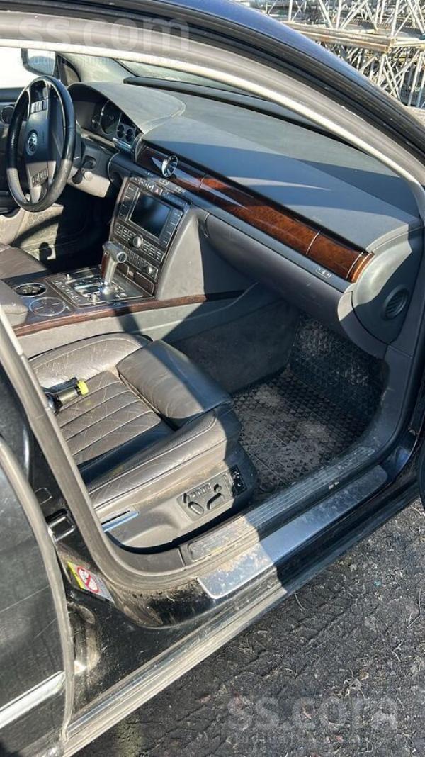 Black Volkswagen Phaeton 2006 in Riga, with an engine capacity of 3.00 L and mileage of 270 thousand km for 5200 €, photo 7 on AUTOMOTO.COM.LV