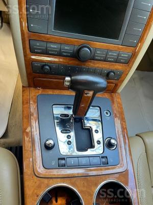 Black Volkswagen Phaeton 2006 in Riga, with an engine capacity of 4.20 L and mileage of 164 thousand km for 6500 €, photo 5 on AUTOMOTO.COM.LV