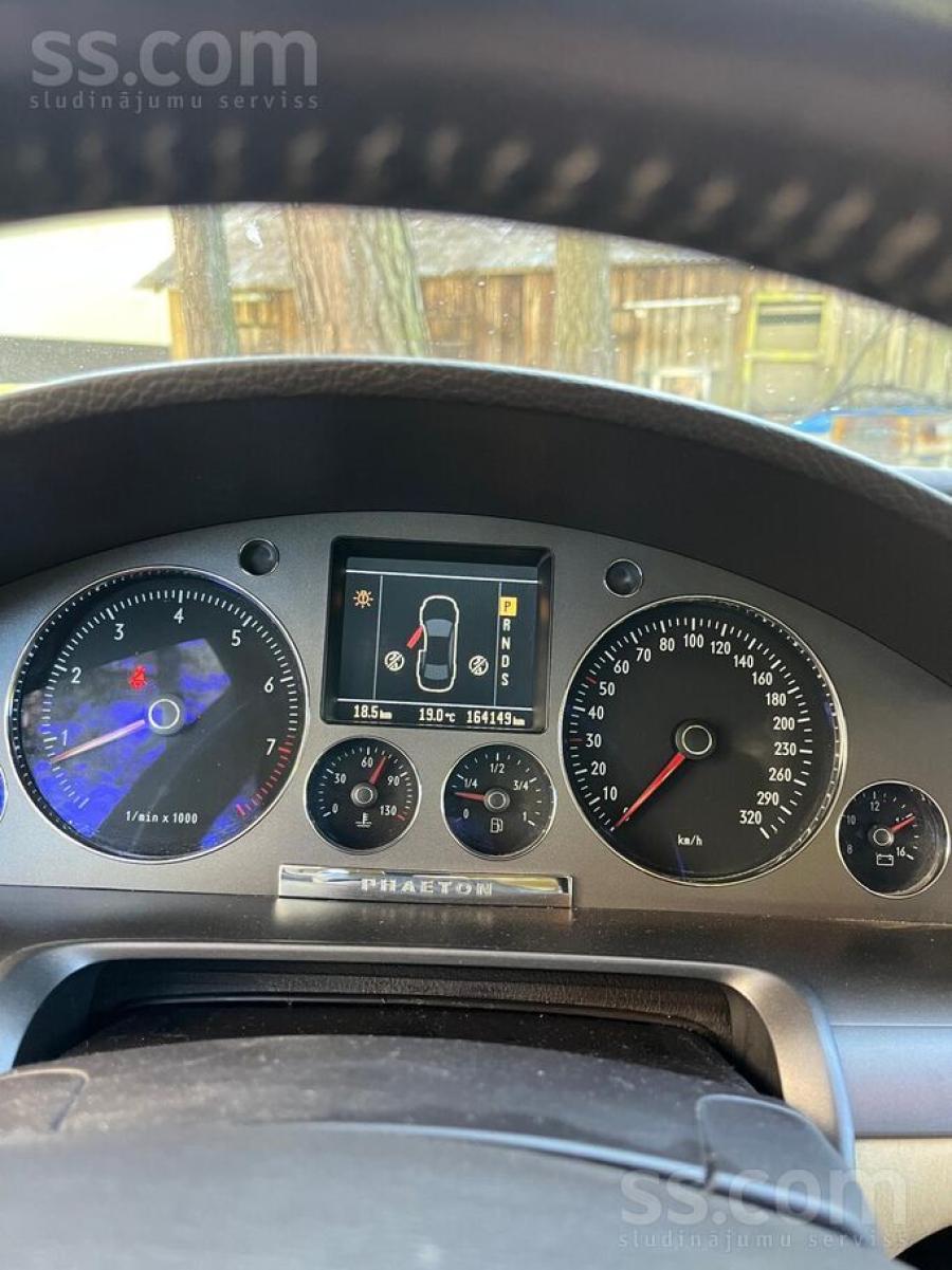 Black Volkswagen Phaeton 2006 in Riga, with an engine capacity of 4.20 L and mileage of 164 thousand km for 6500 €, photo 13 on AUTOMOTO.COM.LV