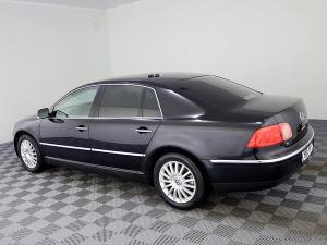 Black Volkswagen Phaeton 2006 in Tallinn, with an engine capacity of 3.20 L and mileage of 255 thousand km for 1899 €, photo 5 on AUTOMOTO.COM.LV