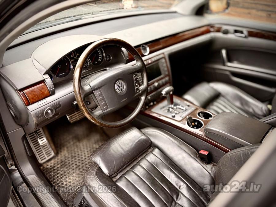 Black Volkswagen Phaeton 2007 in Tallinn, with an engine capacity of 3.00 L and mileage of 400 thousand km for 3499 €, photo 4 on AUTOMOTO.COM.LV