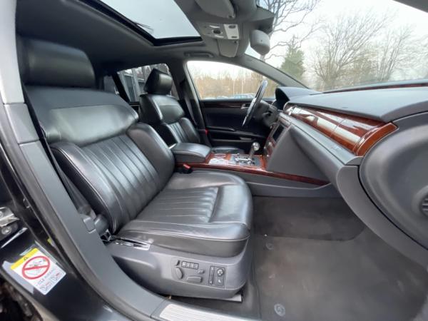 Black Volkswagen Phaeton 2007 in Riga, with an engine capacity of 3.00 L and mileage of 295 thousand km for 4250 €, photo 2 on AUTOMOTO.COM.LV