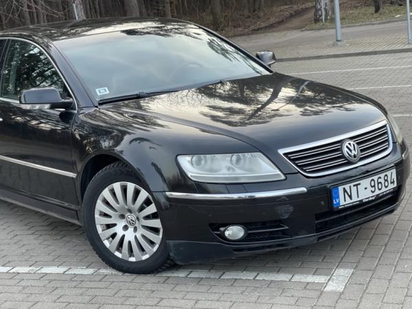 Black Volkswagen Phaeton 2007 in Riga, with an engine capacity of 3.00 L and mileage of 295 thousand km for 4250 €, photo 5 on AUTOMOTO.COM.LV