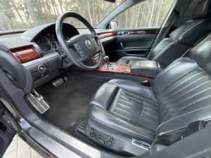 Black Volkswagen Phaeton 2007 in Riga, with an engine capacity of 3.00 L and mileage of 295 thousand km for 4250 €, photo 11 on AUTOMOTO.COM.LV