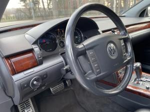 Black Volkswagen Phaeton 2007 in Riga, with an engine capacity of 3.00 L and mileage of 295 thousand km for 4250 €, photo 12 on AUTOMOTO.COM.LV