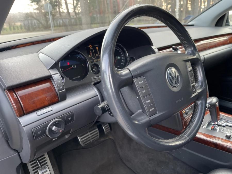 Black Volkswagen Phaeton 2007 in Riga, with an engine capacity of 3.00 L and mileage of 295 thousand km for 4250 €, photo 12 on AUTOMOTO.COM.LV