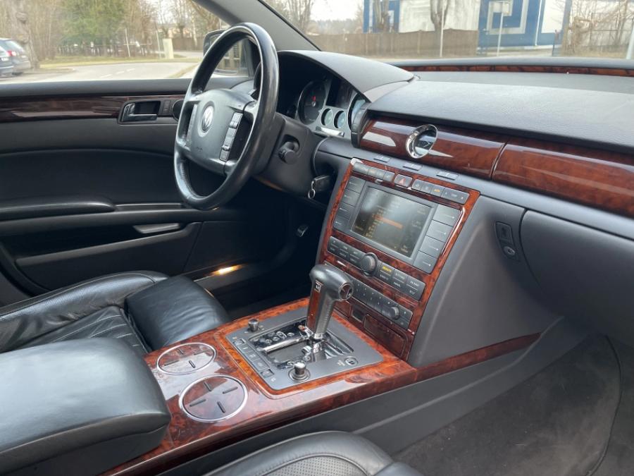 Black Volkswagen Phaeton 2007 in Riga, with an engine capacity of 3.00 L and mileage of 295 thousand km for 4250 €, photo 24 on AUTOMOTO.COM.LV