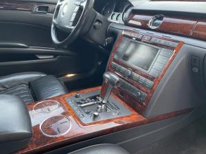 Black Volkswagen Phaeton 2007 in Riga, with an engine capacity of 3.00 L and mileage of 295 thousand km for 4250 €, photo 25 on AUTOMOTO.COM.LV