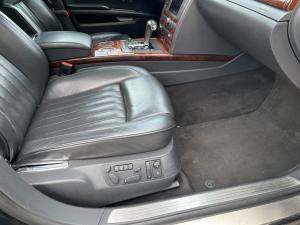 Black Volkswagen Phaeton 2007 in Riga, with an engine capacity of 3.00 L and mileage of 295 thousand km for 4250 €, photo 26 on AUTOMOTO.COM.LV