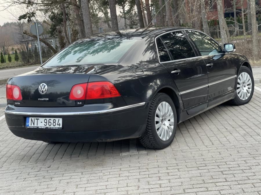 Black Volkswagen Phaeton 2007 in Riga, with an engine capacity of 3.00 L and mileage of 295 thousand km for 4250 €, photo 28 on AUTOMOTO.COM.LV