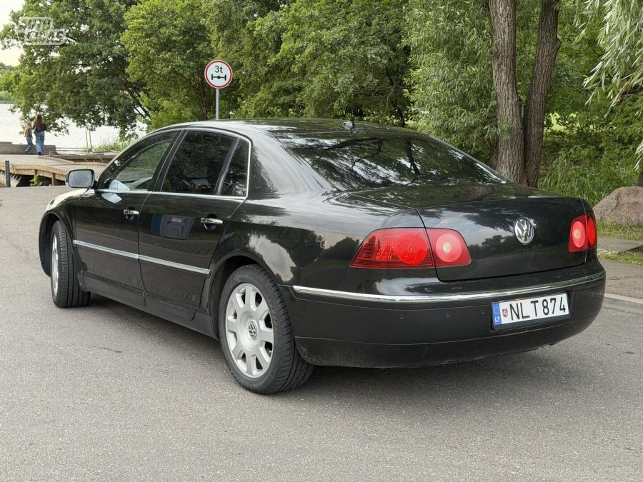 Black Volkswagen Phaeton 2007 in Panevezys, with an engine capacity of 3.00 L and mileage of 335 thousand km for 1500 €, photo 5 on AUTOMOTO.COM.LV