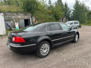 Black Volkswagen Phaeton 2007 in Riga, with an engine capacity of 3.00 L and mileage of 296 thousand km for 1990 €, photo 4 on AUTOMOTO.COM.LV