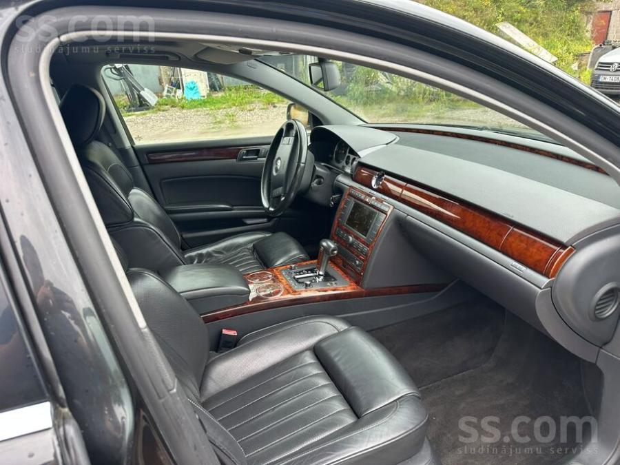 Black Volkswagen Phaeton 2007 in Riga, with an engine capacity of 3.00 L and mileage of 296 thousand km for 1990 €, photo 8 on AUTOMOTO.COM.LV