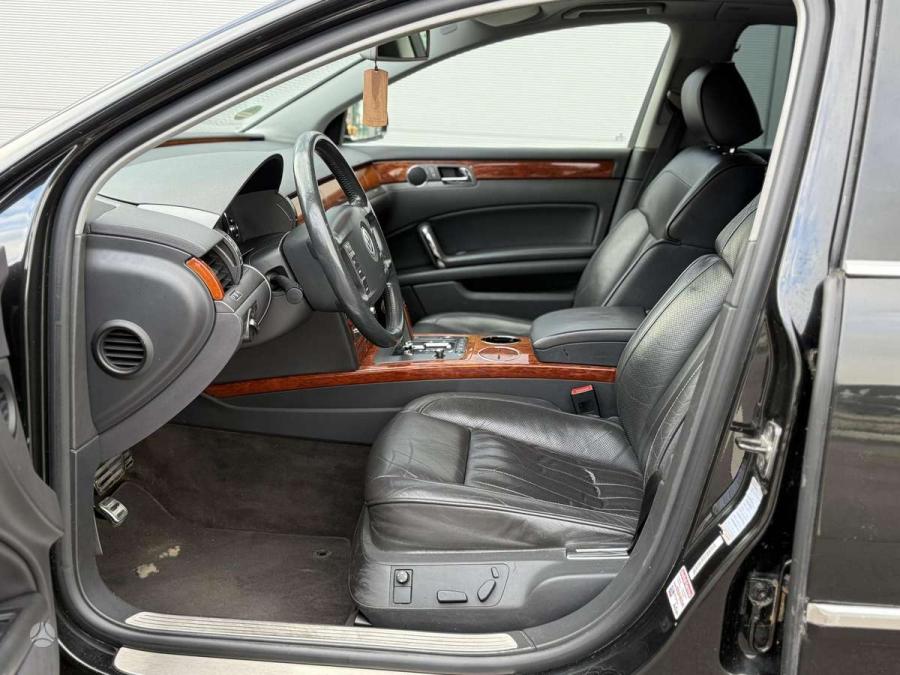 Melns Volkswagen Phaeton 2008 Viļņa, ar dzinēja tilpumu 2.97 L un nobraukumu 305 tūkst. km par 2850 €, foto 20 vietnē AUTOMOTO.COM.LV