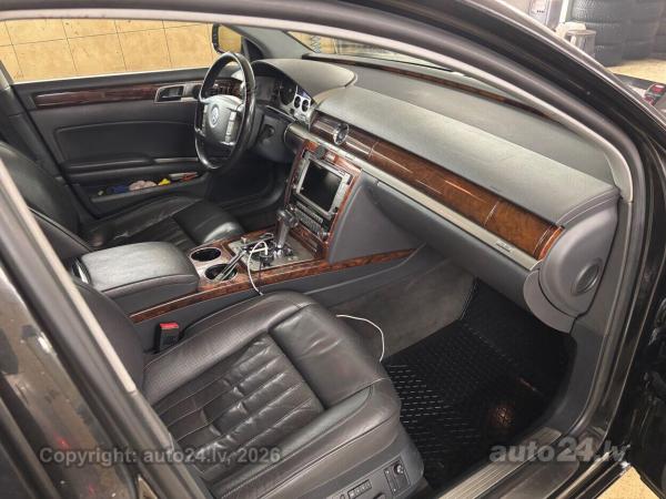 Black Volkswagen Phaeton 2009 in Tallinn, with an engine capacity of 3.00 L and mileage of 340 thousand km for 3999 €, photo 6 on AUTOMOTO.COM.LV