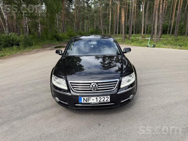 Black Volkswagen Phaeton 2010 in Riga, with an engine capacity of 3.00 L and mileage of 202 thousand km for 6490 €, photo 3 on AUTOMOTO.COM.LV