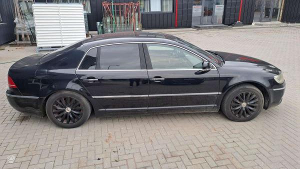 Black Volkswagen Phaeton 2010 in Silale, with an engine capacity of 2.97 L and mileage of 270 thousand km for 4999 €, photo 5 on AUTOMOTO.COM.LV