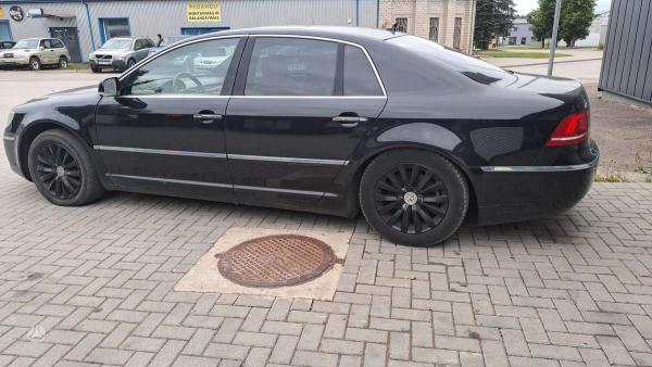 Black Volkswagen Phaeton 2010 in Silale, with an engine capacity of 2.97 L and mileage of 270 thousand km for 4999 €, photo 10 on AUTOMOTO.COM.LV