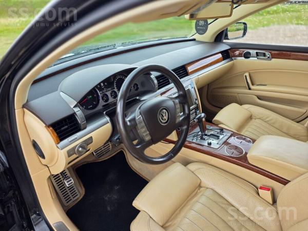 Black Volkswagen Phaeton 2010 in Daugavpils, with an engine capacity of 3.00 L and mileage of 343 thousand km for 7300 €, photo 8 on AUTOMOTO.COM.LV