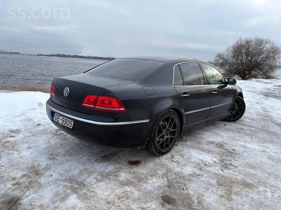 Black Volkswagen Phaeton 2011 in Riga, with an engine capacity of 3.00 L and mileage of 357 thousand km for 5450 €, photo 4 on AUTOMOTO.COM.LV