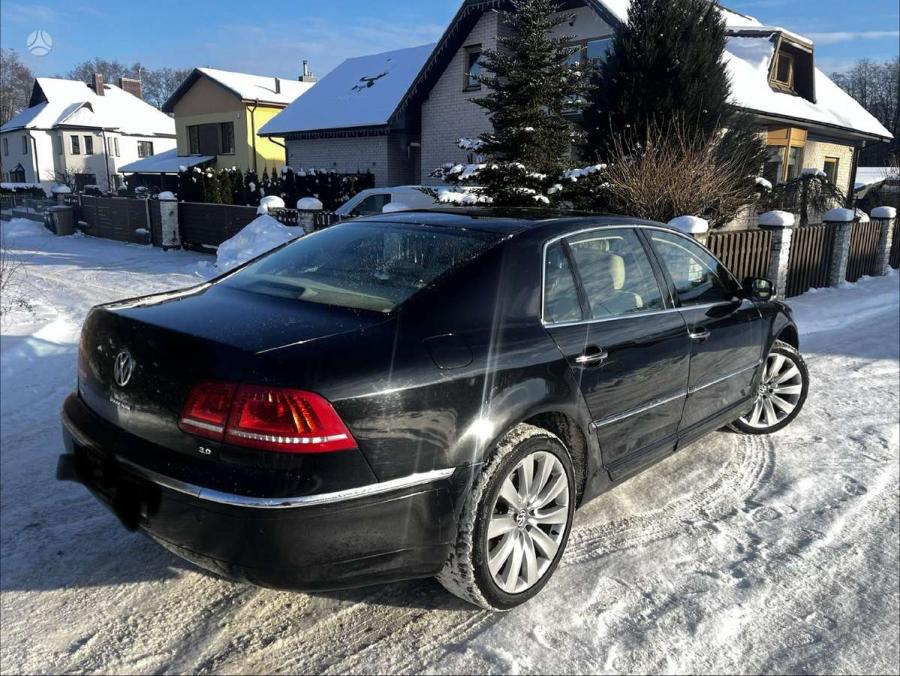 Black Volkswagen Phaeton 2012 in Vilnius, with an engine capacity of 3.00 L and mileage of 207 thousand km for 7800 €, photo 5 on AUTOMOTO.COM.LV