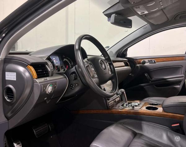 Melns Volkswagen Phaeton 2012 Klaipėda, ar dzinēja tilpumu 2.97 L un nobraukumu 290 tūkst. km par 6999 €, foto 2 vietnē AUTOMOTO.COM.LV