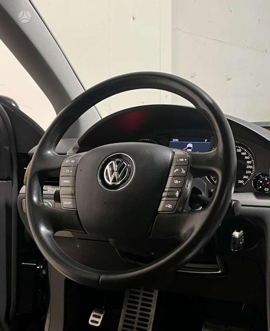 Black Volkswagen Phaeton 2012 in Klaipeda, with an engine capacity of 2.97 L and mileage of 290 thousand km for 6999 €, photo 4 on AUTOMOTO.COM.LV