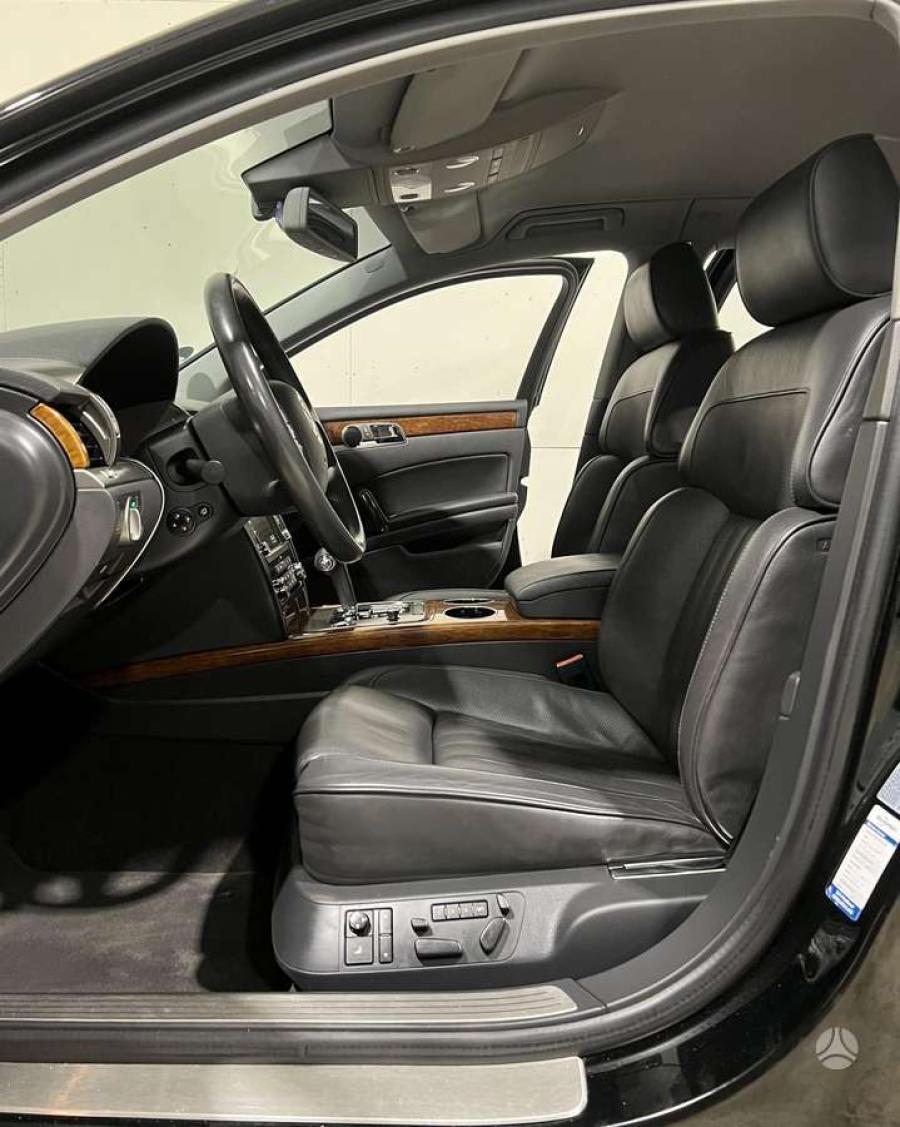Black Volkswagen Phaeton 2012 in Klaipeda, with an engine capacity of 2.97 L and mileage of 290 thousand km for 6999 €, photo 5 on AUTOMOTO.COM.LV