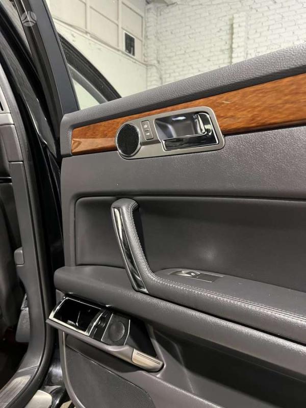 Black Volkswagen Phaeton 2012 in Klaipeda, with an engine capacity of 2.97 L and mileage of 290 thousand km for 6999 €, photo 7 on AUTOMOTO.COM.LV