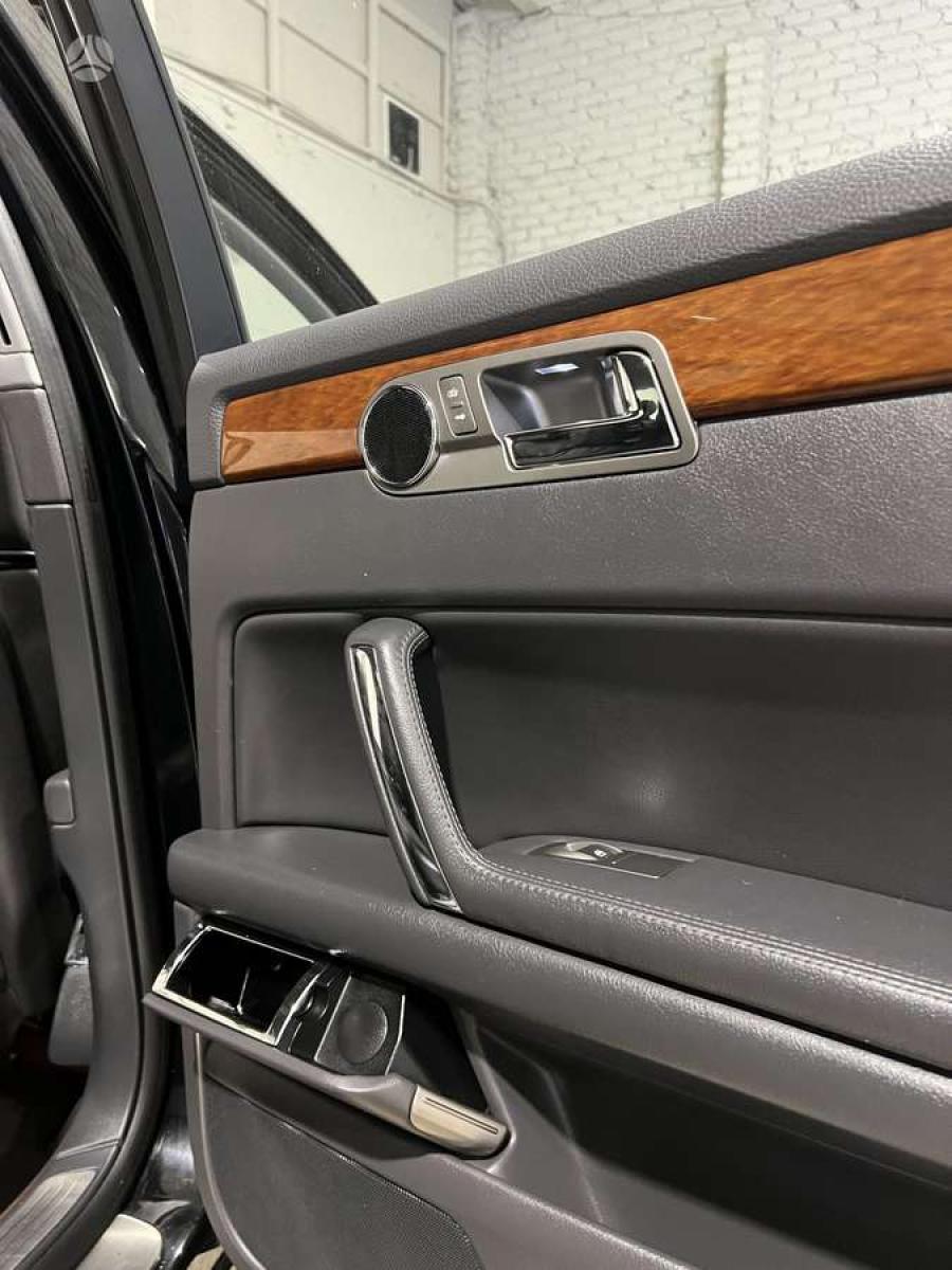 Black Volkswagen Phaeton 2012 in Klaipeda, with an engine capacity of 2.97 L and mileage of 290 thousand km for 6999 €, photo 8 on AUTOMOTO.COM.LV