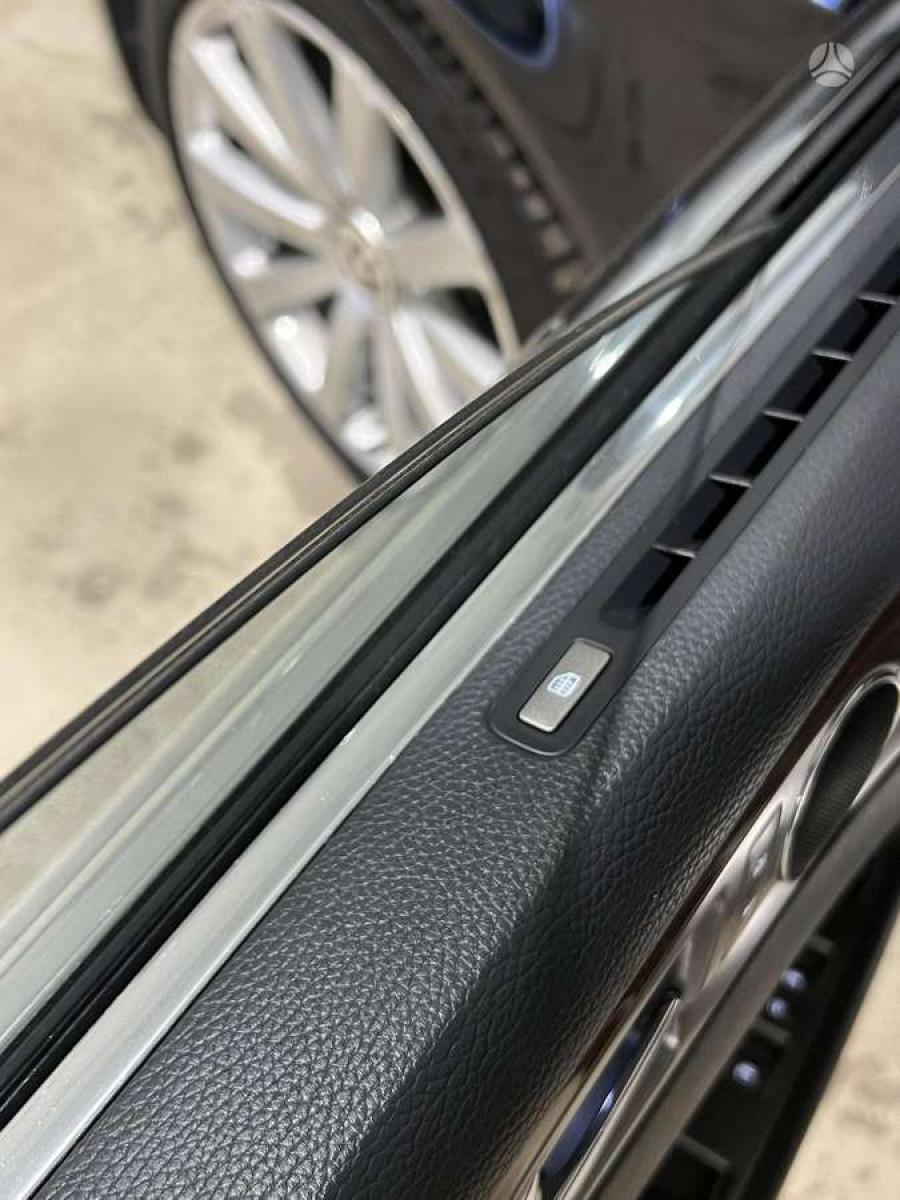 Black Volkswagen Phaeton 2012 in Klaipeda, with an engine capacity of 2.97 L and mileage of 290 thousand km for 6999 €, photo 9 on AUTOMOTO.COM.LV