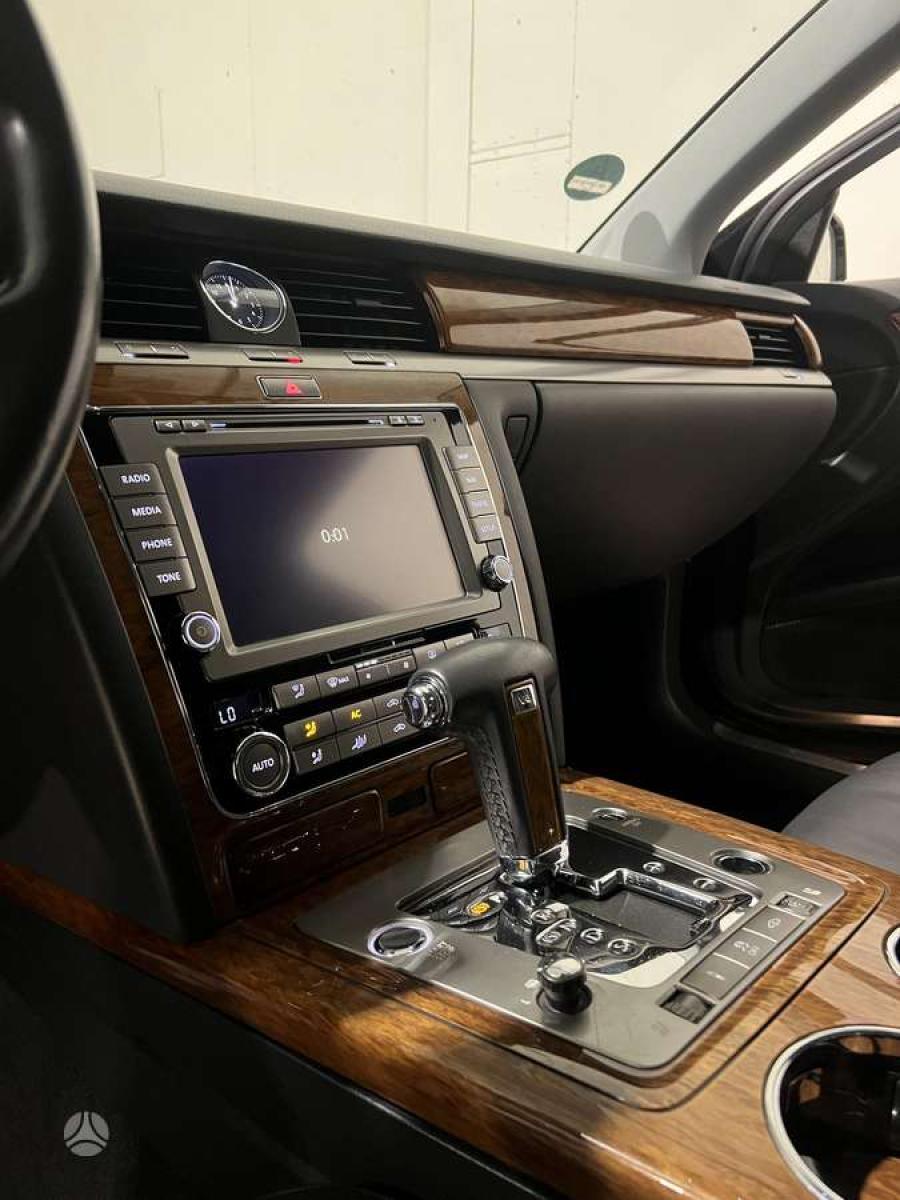 Black Volkswagen Phaeton 2012 in Klaipeda, with an engine capacity of 2.97 L and mileage of 290 thousand km for 6999 €, photo 12 on AUTOMOTO.COM.LV