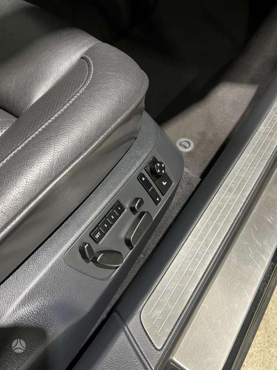 Black Volkswagen Phaeton 2012 in Klaipeda, with an engine capacity of 2.97 L and mileage of 290 thousand km for 6999 €, photo 16 on AUTOMOTO.COM.LV