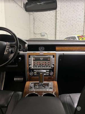 Black Volkswagen Phaeton 2012 in Klaipeda, with an engine capacity of 2.97 L and mileage of 290 thousand km for 6999 €, photo 20 on AUTOMOTO.COM.LV