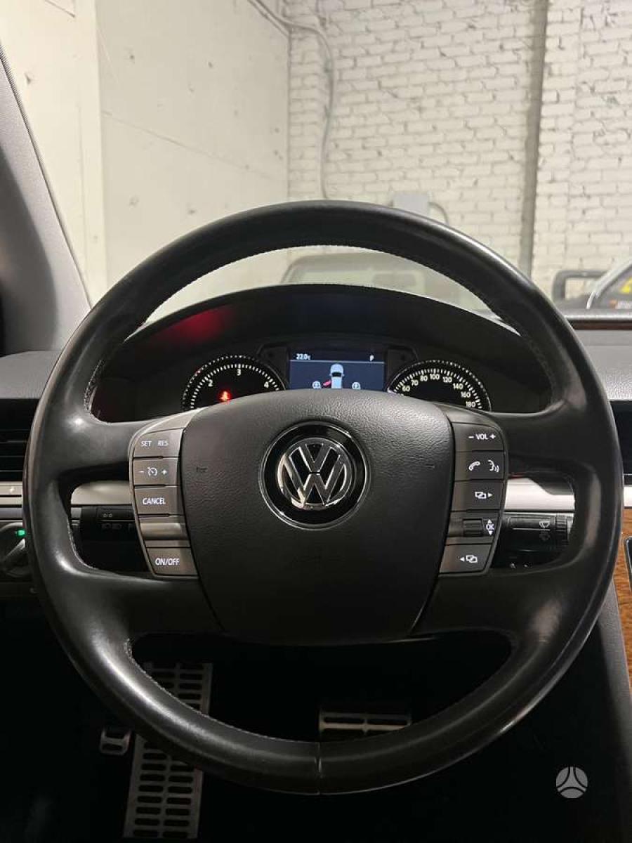 Black Volkswagen Phaeton 2012 in Klaipeda, with an engine capacity of 2.97 L and mileage of 290 thousand km for 6999 €, photo 21 on AUTOMOTO.COM.LV