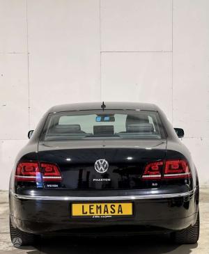 Black Volkswagen Phaeton 2012 in Klaipeda, with an engine capacity of 2.97 L and mileage of 290 thousand km for 6999 €, photo 24 on AUTOMOTO.COM.LV