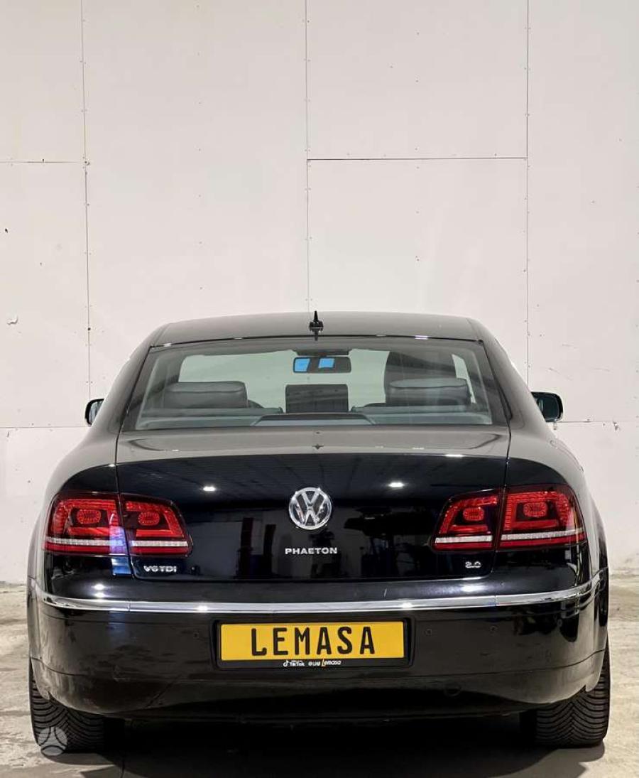 Black Volkswagen Phaeton 2012 in Klaipeda, with an engine capacity of 2.97 L and mileage of 290 thousand km for 6999 €, photo 24 on AUTOMOTO.COM.LV