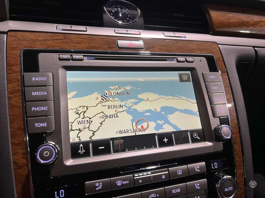 Black Volkswagen Phaeton 2012 in Klaipeda, with an engine capacity of 2.97 L and mileage of 290 thousand km for 6999 €, photo 28 on AUTOMOTO.COM.LV