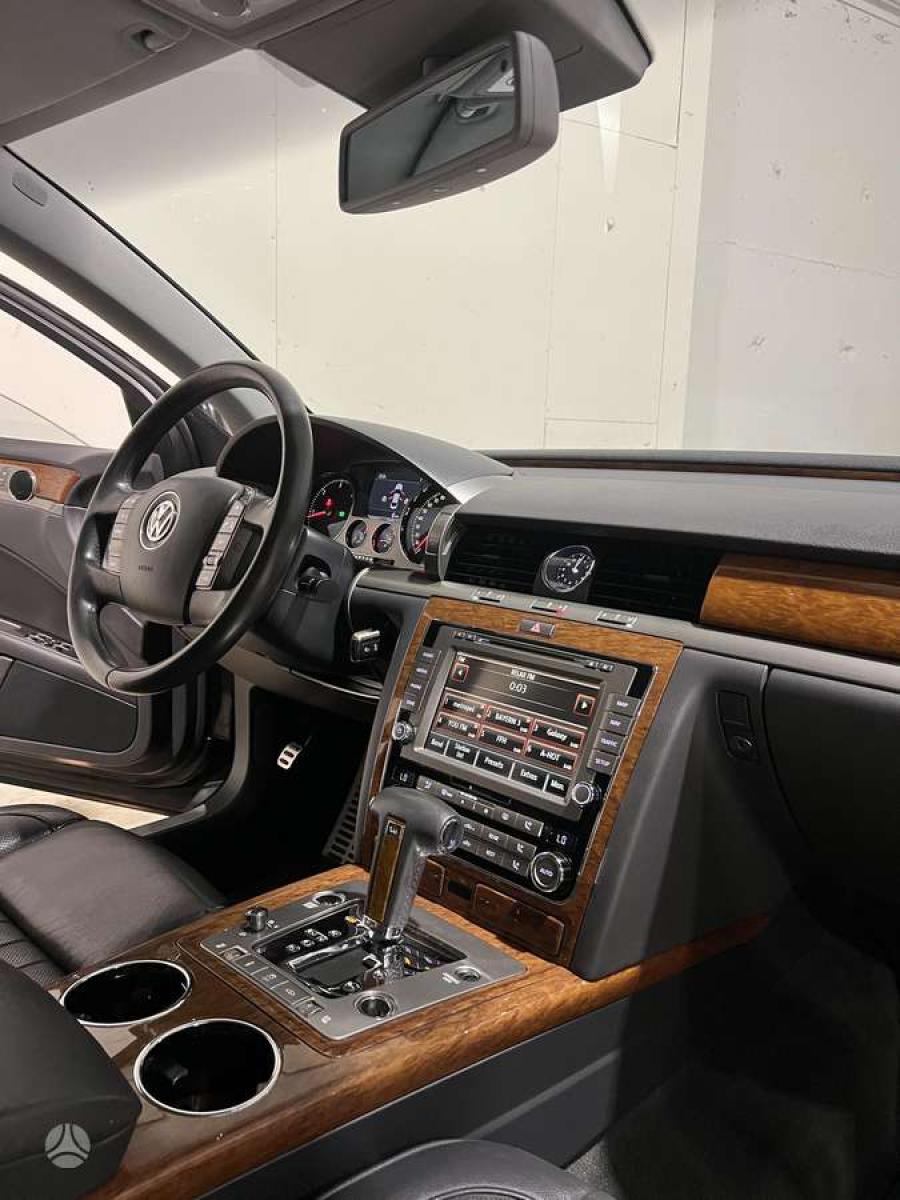 Black Volkswagen Phaeton 2012 in Klaipeda, with an engine capacity of 2.97 L and mileage of 290 thousand km for 6999 €, photo 30 on AUTOMOTO.COM.LV