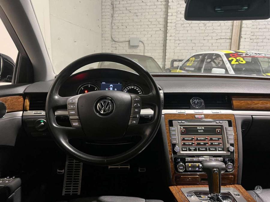 Black Volkswagen Phaeton 2012 in Klaipeda, with an engine capacity of 2.97 L and mileage of 290 thousand km for 6999 €, photo 35 on AUTOMOTO.COM.LV