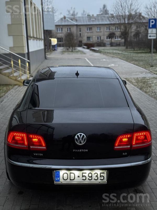 Black Volkswagen Phaeton 2012 in Balvi, with an engine capacity of 3.00 L and mileage of 251 thousand km for 6700 €, photo 10 on AUTOMOTO.COM.LV
